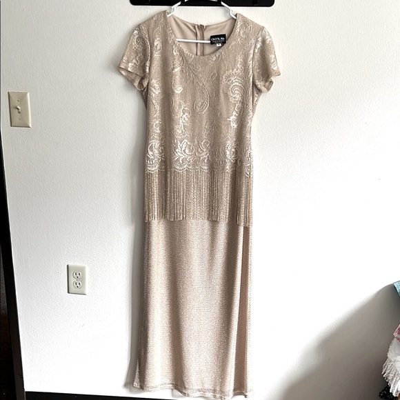 Onyx Nite | Dresses | Stunning Onyx Nite Goldsilver Shimmery Metallic ...